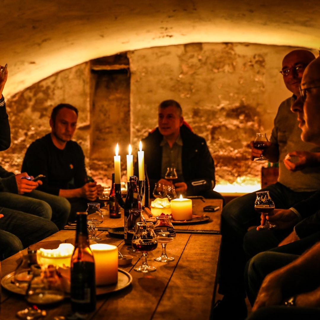 Vintage bierproeverij in de kelders van de Gulpener bierbrouwerij ...